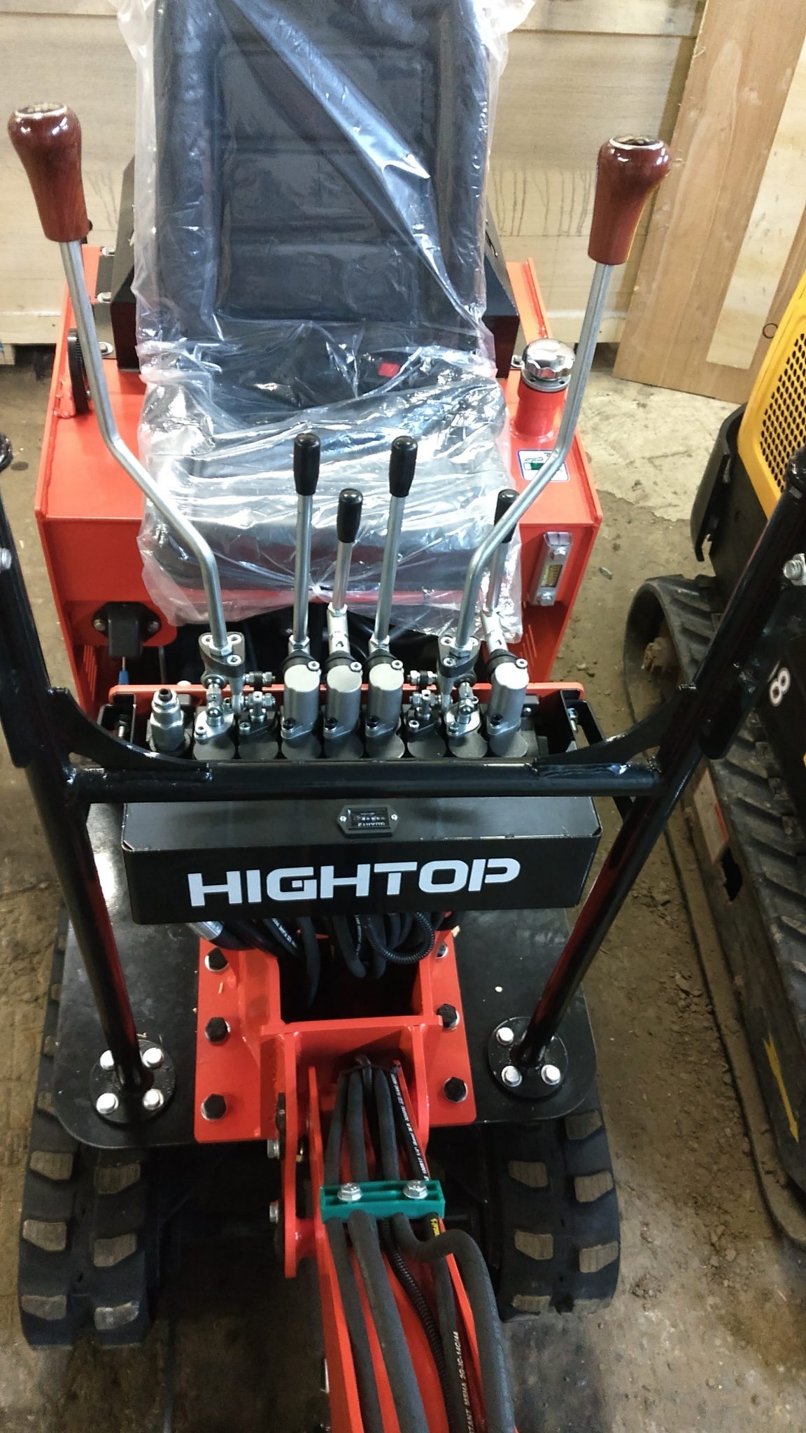 High Top HT08 800kg – Machineries Excavatar
